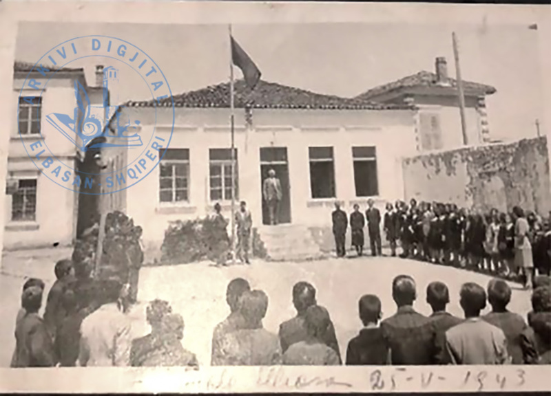 Ngritja e flamurit në Shkollën Normale. Elbasan, 1943 · Arkiva ...