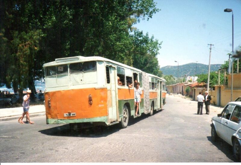 Uji i Ftohtë, plazhi i ri, autobuzi fizarmonike, viti 1991 · Arkiva ...